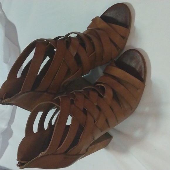 Mojo Moxy | Shoes | Dolce By Mojo Moxy Size Tan Strapy Sandals With 4 ...